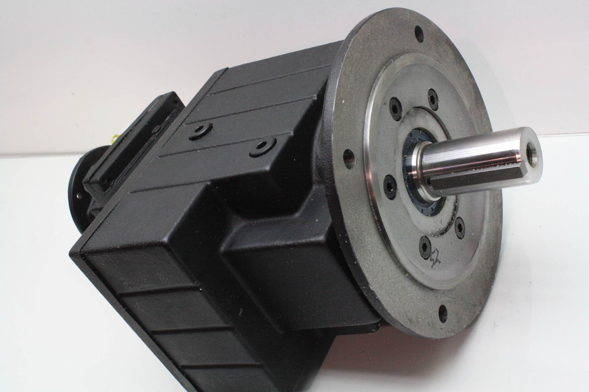 New Lenze GST07-3NVCK-4C Heavy Duty Servo Grade Helical Gear Head 326. ...